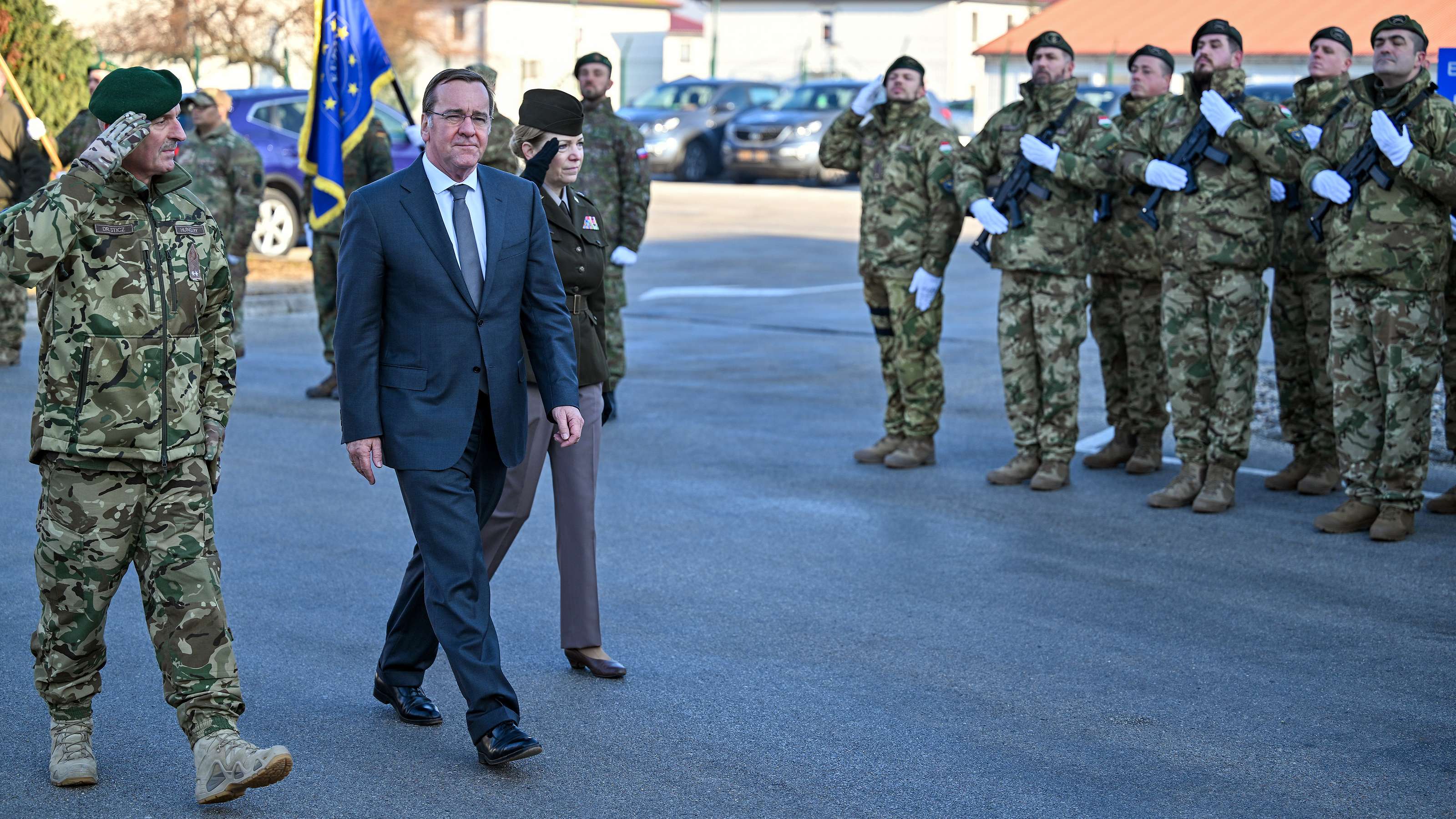 EU-Mission für Stabilität: Pistorius in Camp Butmir