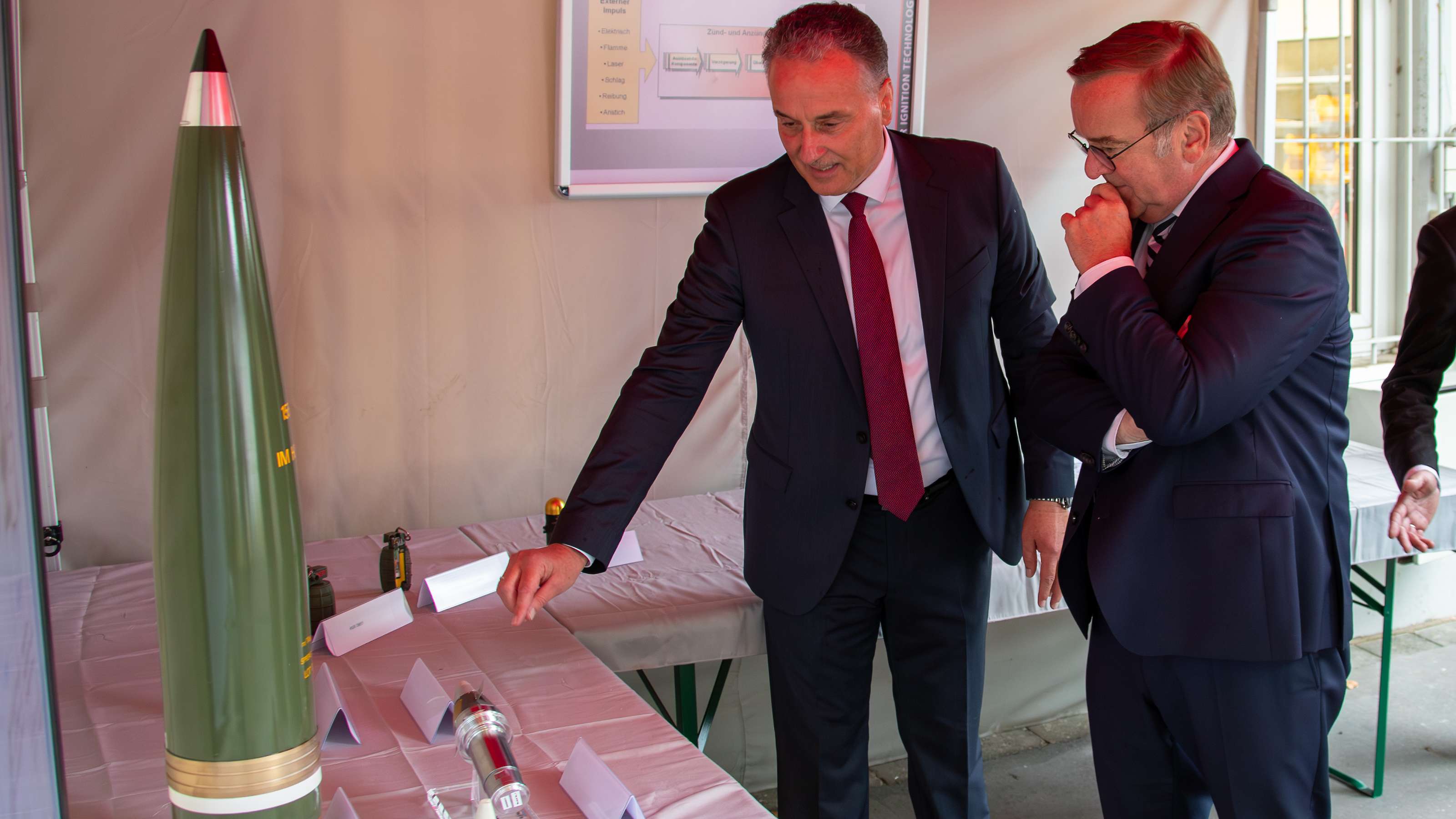 Boris Pistorius besucht DynITEC in Troisdorf